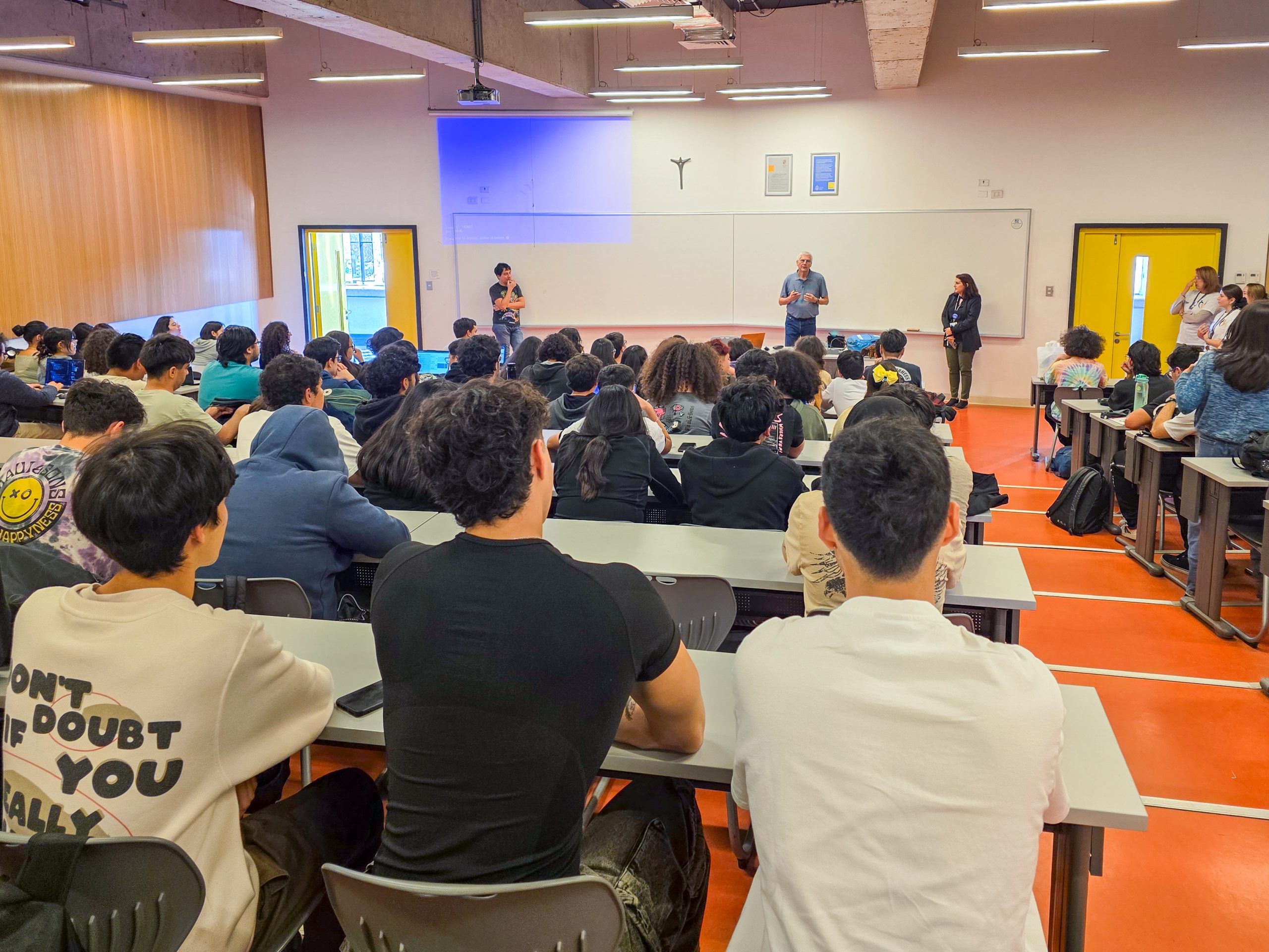 Equipo académico da la bienvenida a los novatos y novatas 2025 - Licenciatura en Ingeniería en ...